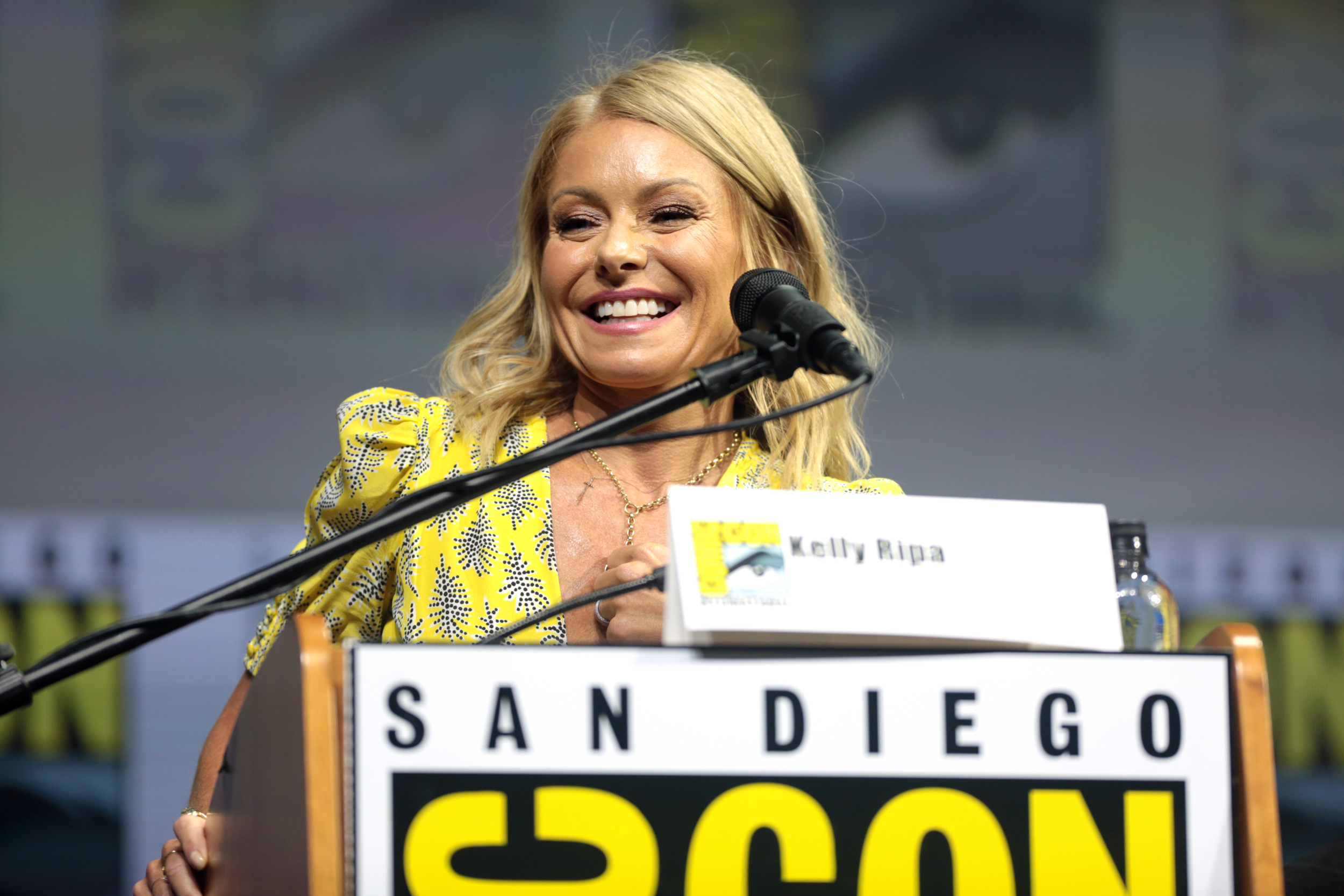 Kelly Ripa Stuns Without Makeup, Skincare Routine What’s That?